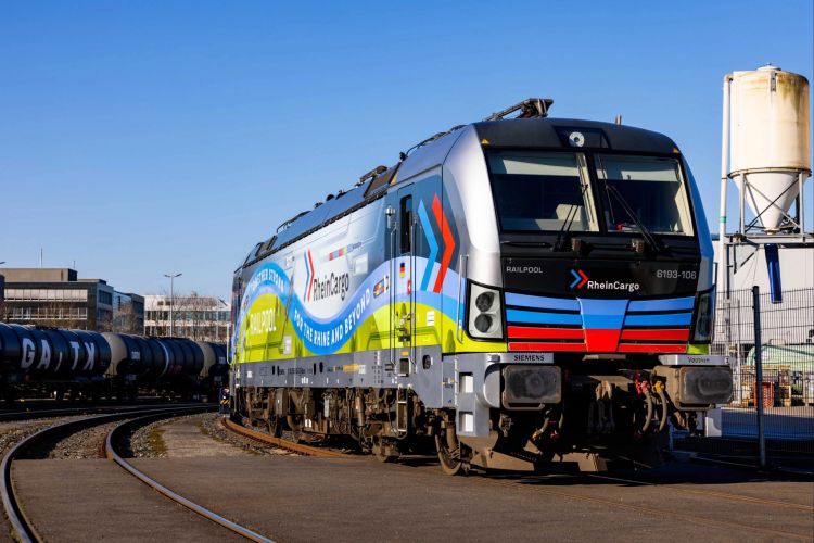 First RheinCargo Vectron from Railpool is out | Latest Railway News