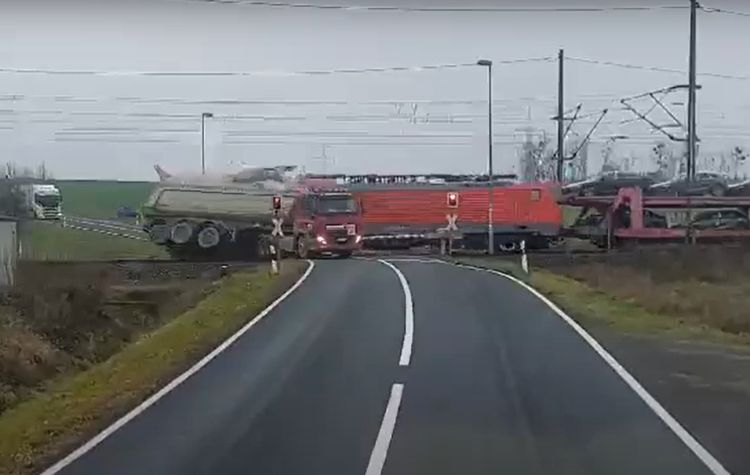 Freight train scrashes into truck in Germany | Latest Railway News