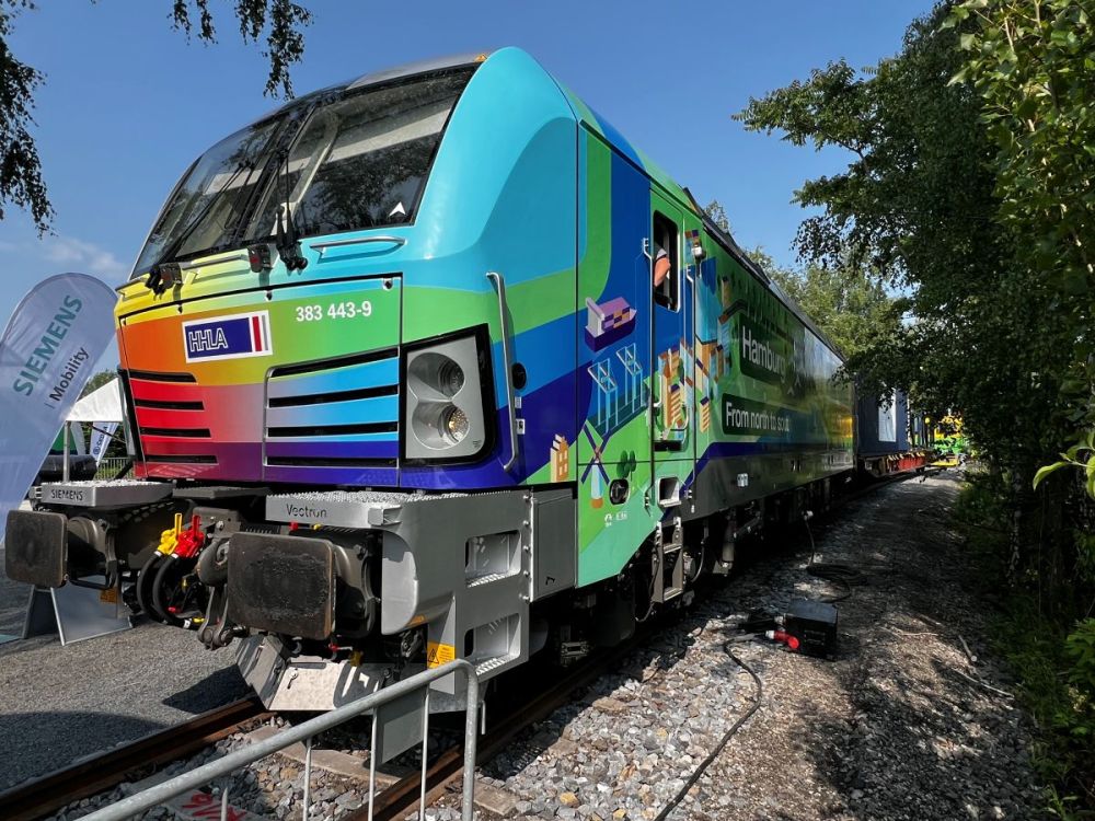 Special livery of METRANS Vectron revealed | Latest Railway News