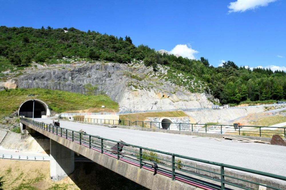 MITMA 在通往阿利坎特的线路上进行标准轨距改造，并对巴斯克 "Y "型铁路进行电气化改造。 | 最新铁路新闻