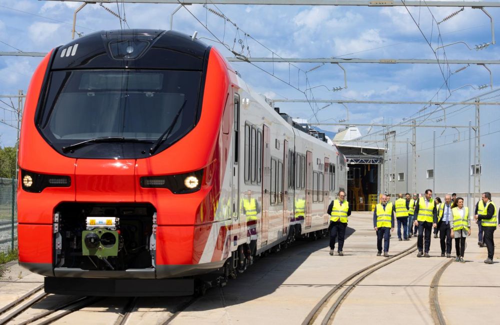 Listo el primer tren de cercanías de alta capacidad de Alstom para ...