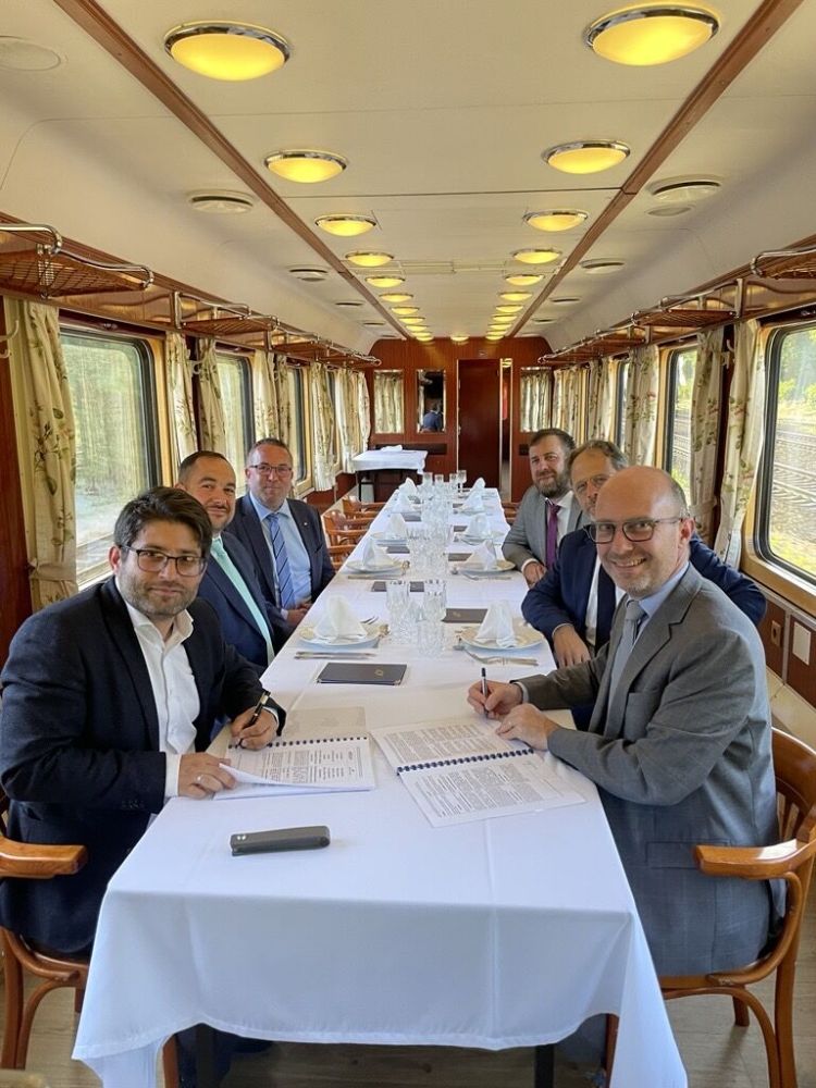 Akiem leases nine Vectron locomotives to MÁV | Latest Railway News