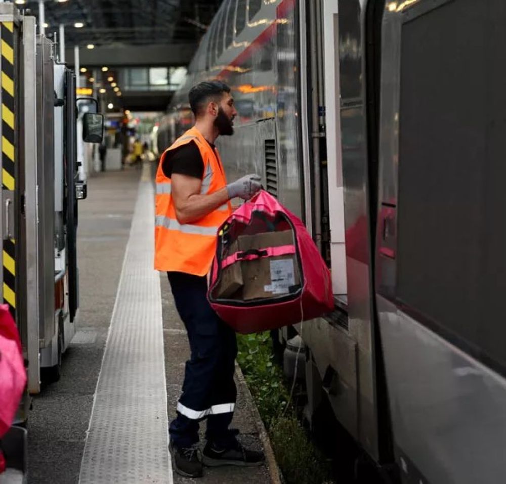 Amazon packages on high-speed TGV trains | Latest Railway News