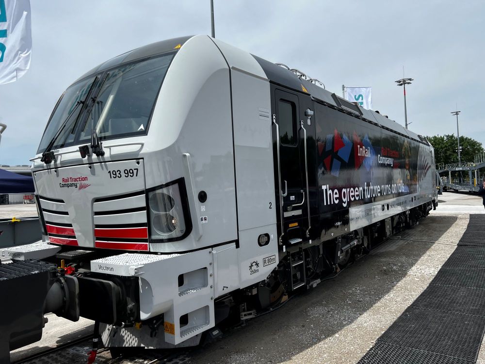 Der erste von 6 Multisystem-Vectrons wurde an RTC / InRail übergeben ...