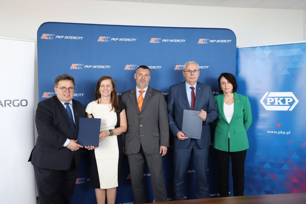 PKP Intercity takes 400 PKP Cargo employees | Latest Railway News