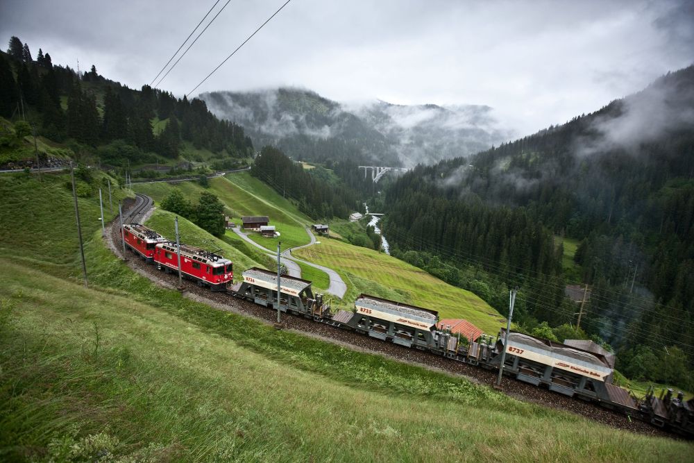 Stadler-Schmalspur-Hybridlokomotiven zur Erneuerung der Flotten von RhB ...