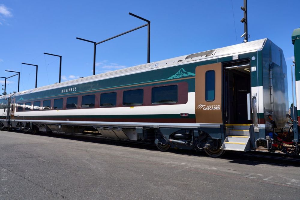 The first Amstrak Cascades Siemens Airo trainset | Latest Railway News