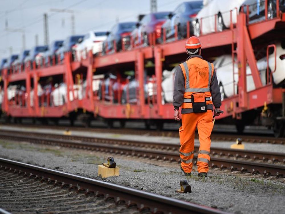 Mercedes-Benz continues cooperating with DB Cargo | Latest Railway News