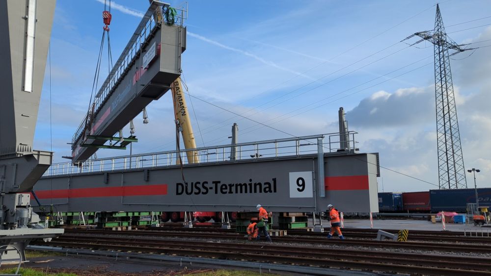New portal crane in the DUSS Cologne terminal | Latest Railway News