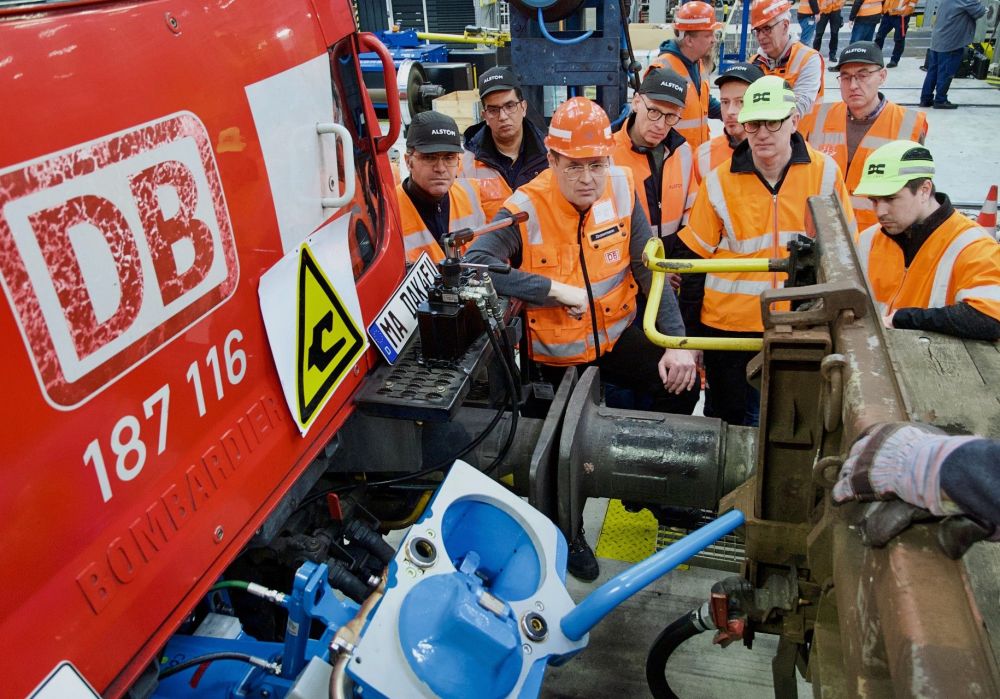 在 DB Cargo Traxx 机车上测试 Dellner 混合数字自动耦合器 | 最新铁路新闻