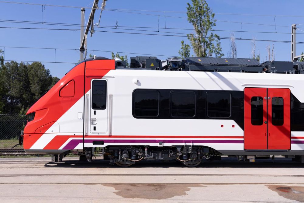 Listo el primer tren de cercanías de alta capacidad de Alstom para ...